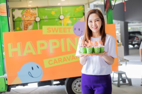 Brandbiznews - “ออริจิ้น จับมือ ไผ่ทอง นำรถไอศกรีมแจกคนงานแคมป์ก่อสร้าง ผ่านแคมเปญ “Sweet Happiness”